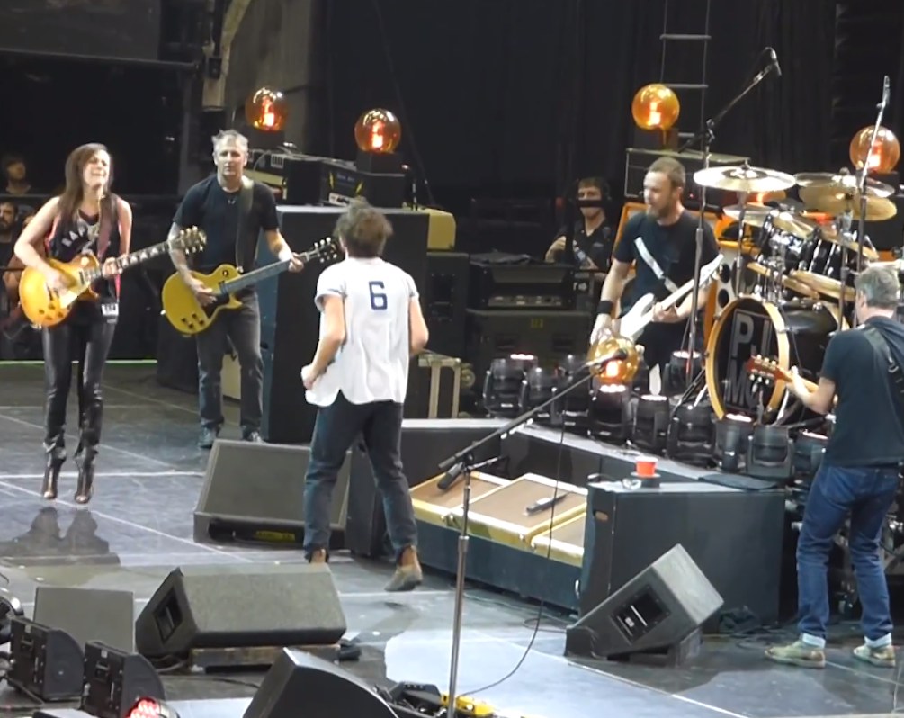 Certified BAMF: Watch Prince guitarist Donna Grantis rock out with ...